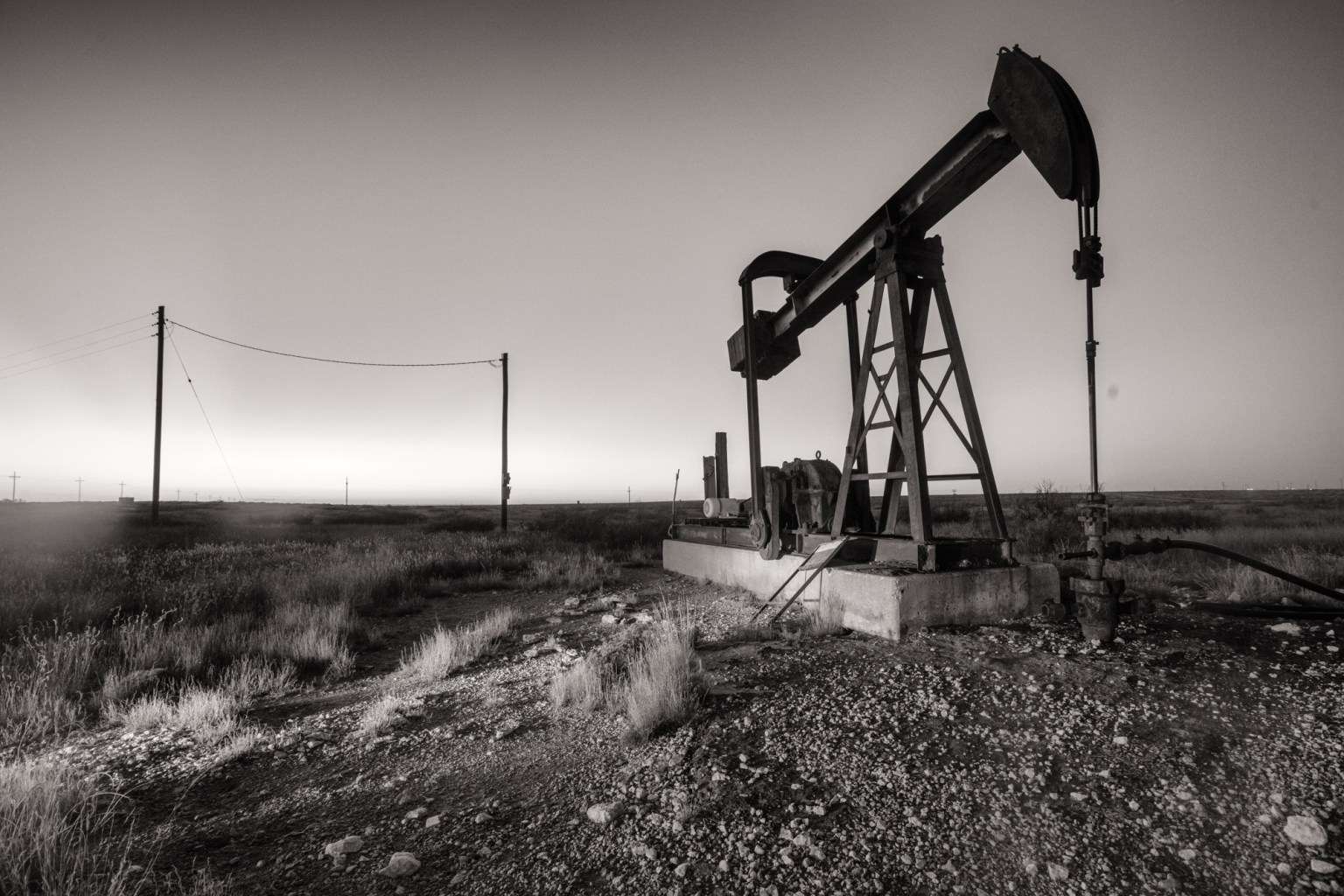 Oil magnate Harvey Yates, 80, buys newspaper and expands drilling